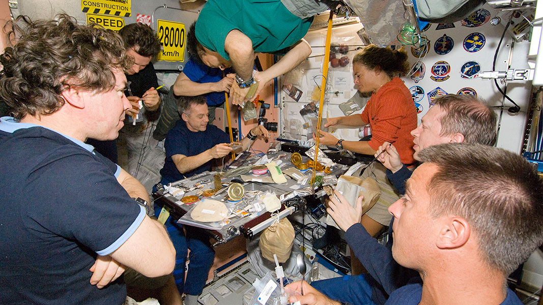 How Do Astronauts Eat In Space