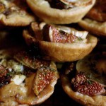 Canapés with figs, cheese and red onions - LifeGate