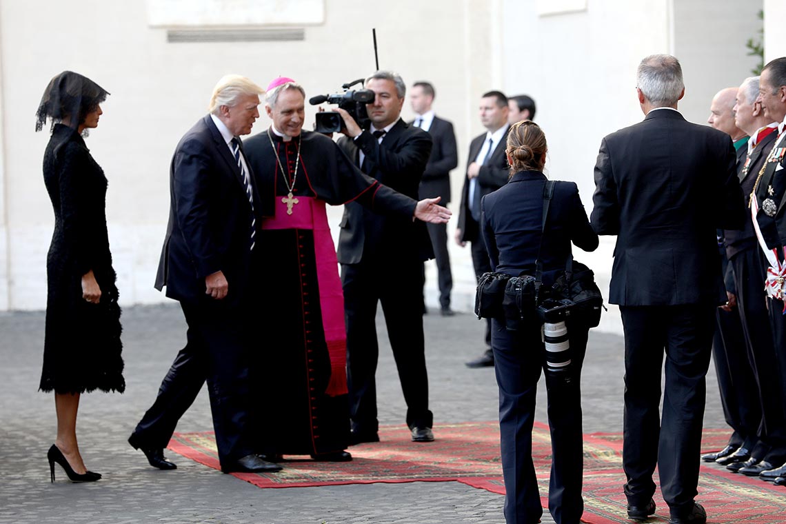 Pope Francis gives Donald Trump the encyclical on the environment ...